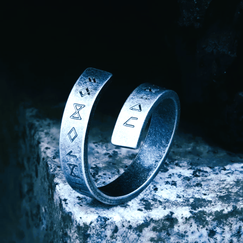 Rune Naudiz (ᚾ) - Symbole de Nécessité et de Résilience