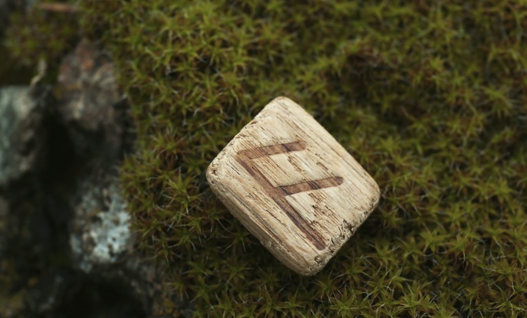 Rune Ansuz (ᚨ) - Symbole de Sagesse et de Communication