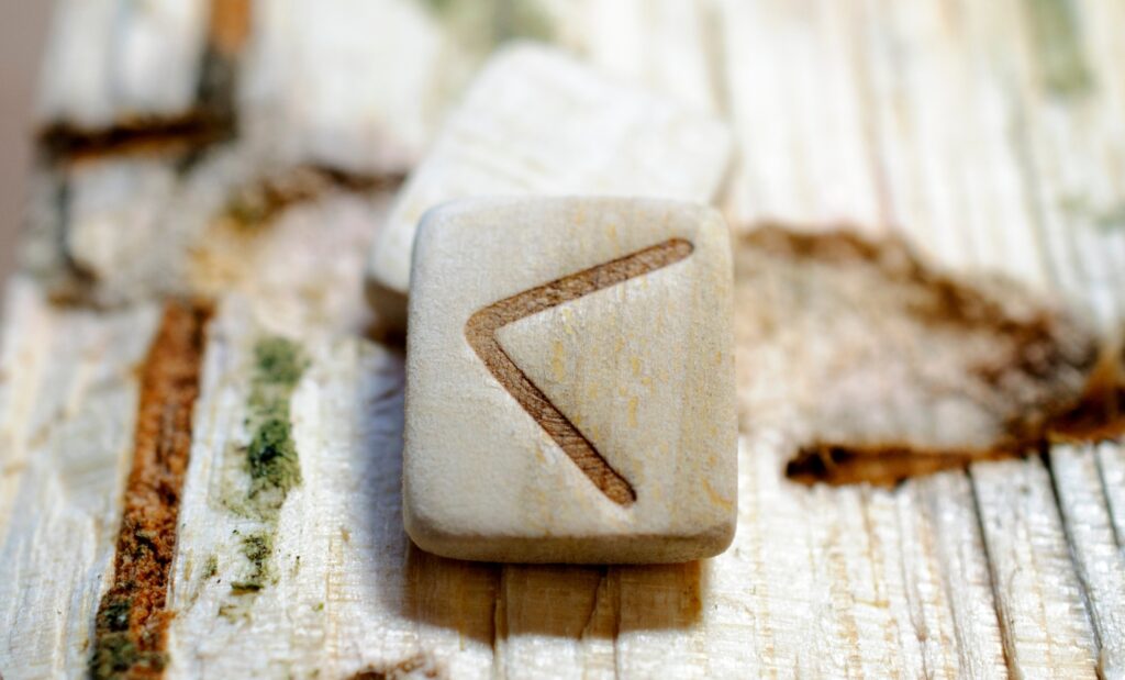 Rune Kenaz (ᚲ) - Lumière, Connaissance et Transformation