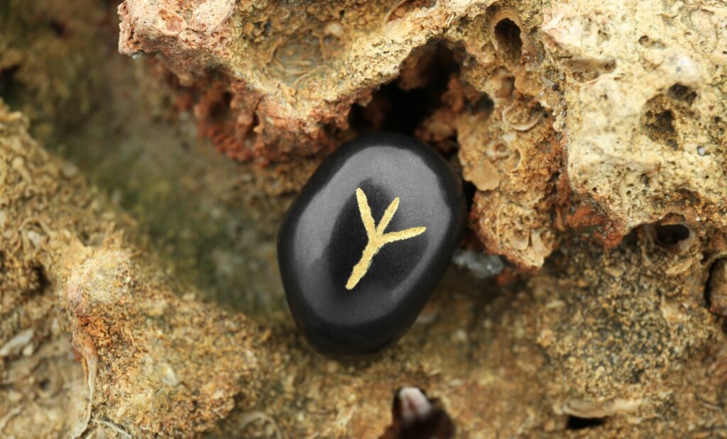 Rune Algiz (ᛉ) - Symbole de Protection et de Connexion Spirituelle