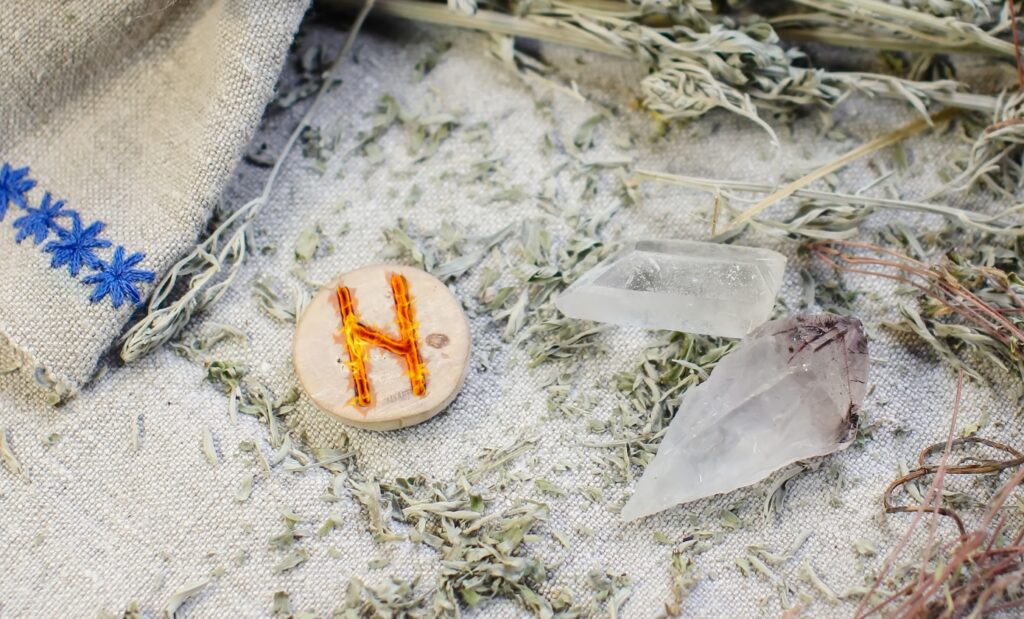 Rune Hagalaz (ᚺ) - Symbole de Transformation et de Résilience