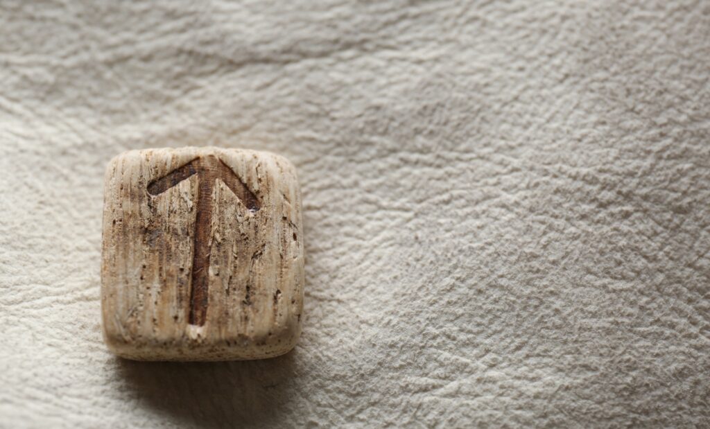 Rune Tiwaz (ᛏ) - Symbole de Justice et de Victoire
